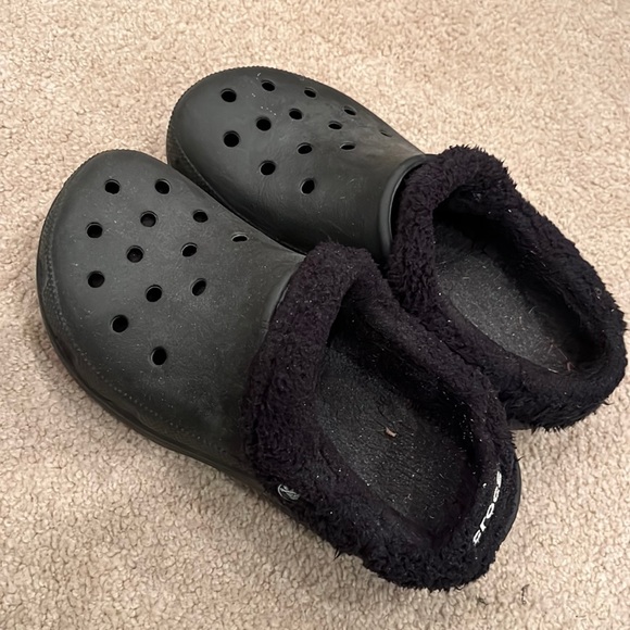 CROCS | Shoes | Crocs Black Lined Fuzzy | Poshmark
